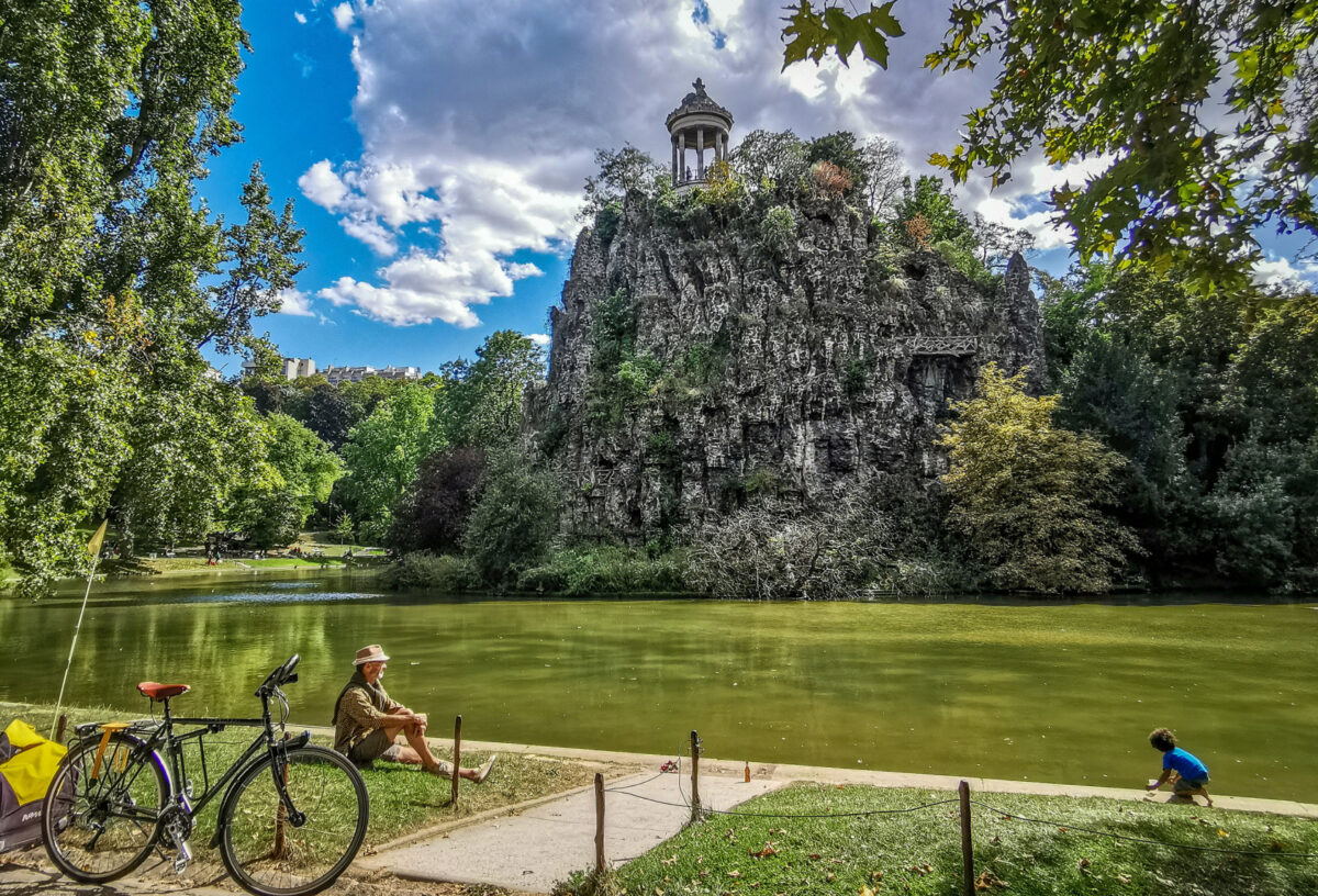 Visiter le parc des Buttes-Chaumont : une expérience très parisienne